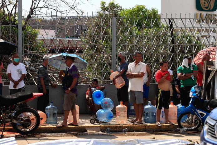 Acapulco lucha por levantarse tras el paso del huracán Otis