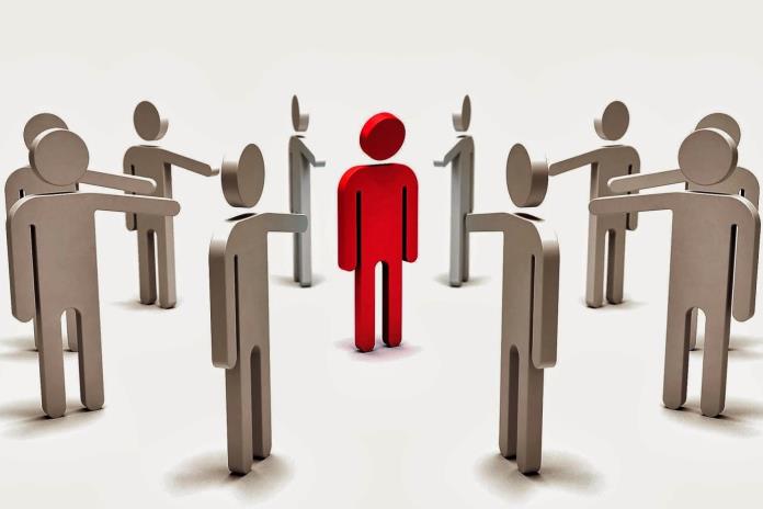 Género femenino y grupo étnico son de los más discriminados