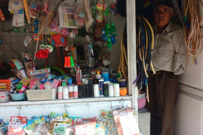 Entre ofrecer sonrisas a los niños y añorar el campo