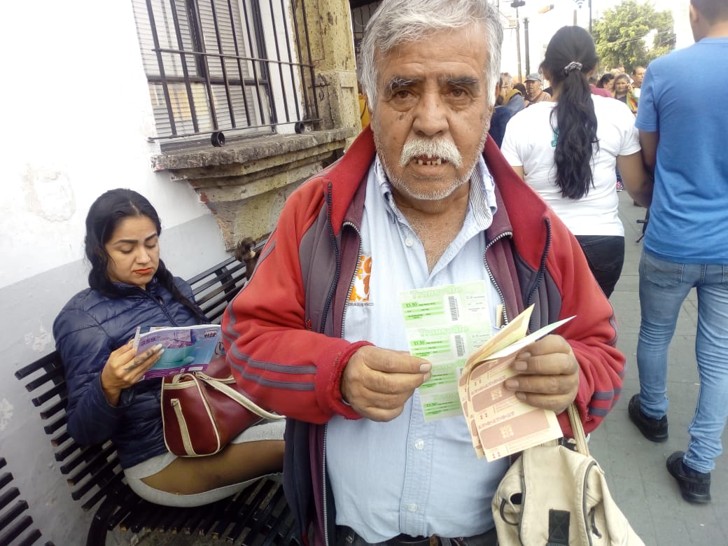 Adultos mayores pasan penurias por retrasos en programas sociales