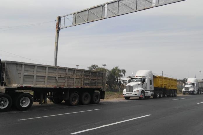 Transportistas planean manifestarse y bloquear principales entradas al AMG