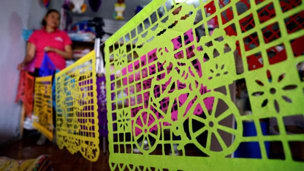El papel picado, una colorida tradición para festejos del Día de Muertos