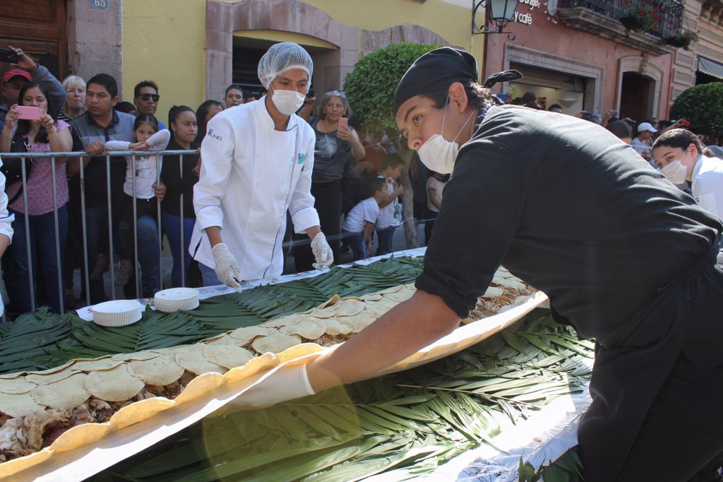 Querétaro logra récord Guiness con el taco de carnitas más largo del mundo
