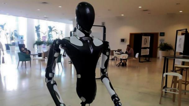 Empresa incubada en UNAM crea robot de servicio Centurión