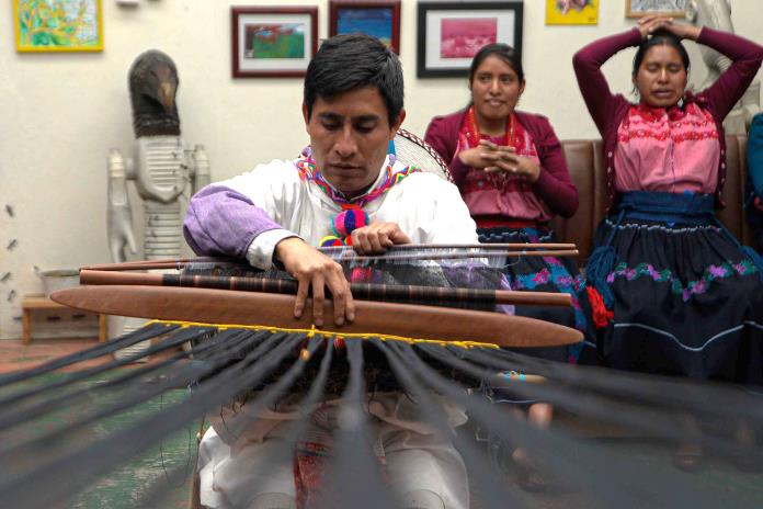 Un tejedor y diseñador indígena rompe estereotipos en México