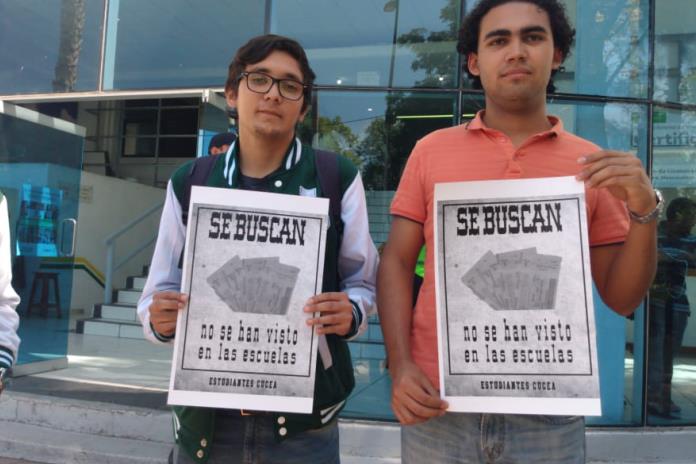 Estudiantes de CUCEA se manifiestan por desabasto de transvales