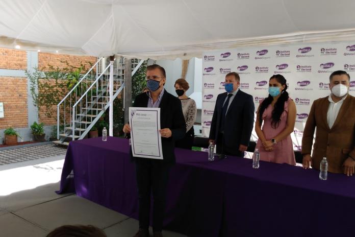 Tonatiuh Bravo Padilla recibe constancia como regidor de Guadalajara