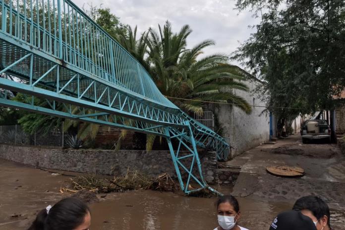 Se desborda el Arroyo La Tecolota de Chimaltitán
