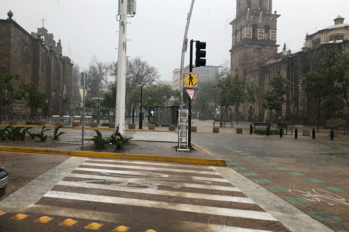 Ciudadanos intervienen cruce y lo convierten en paso peatonal