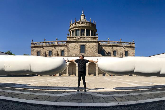 El artista mexicano Rivelino expone su obra "Tú" en la CDMX