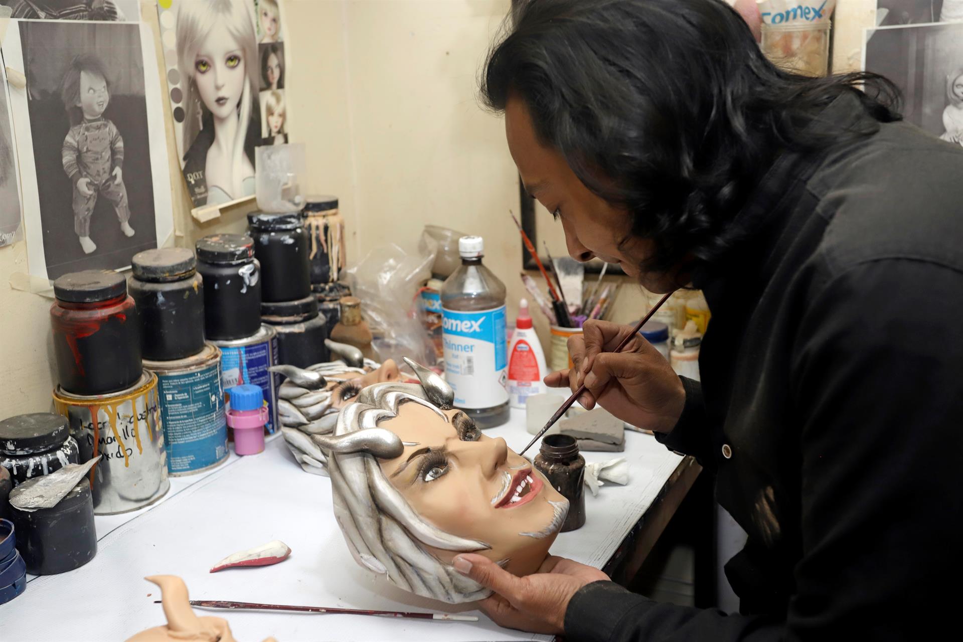 Rostros de madera dan vida a los huehues en el carnaval de Puebla