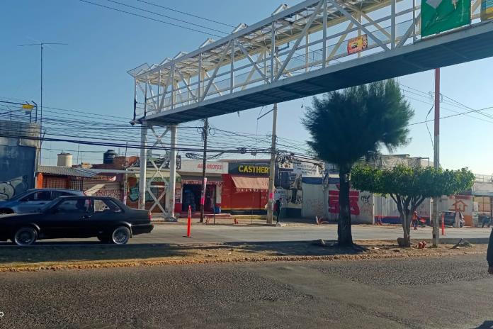 Comerciantes y peatones exigen se habilite el puente de la Avenida Río Nilo