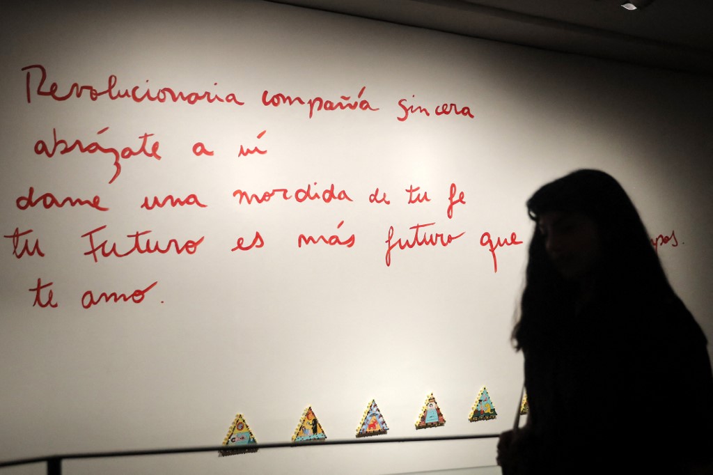 Mon Laferte se revela como artista plástica con gran exposición en Chile